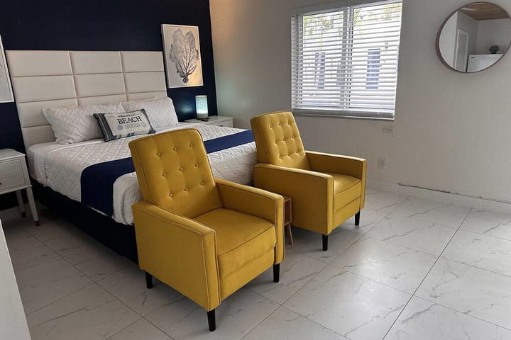 Sapphire By The Sea Unit 3 - King Bed, Kitchen, Pool View, Sleeps 2 - Fort Lauderdale, FL