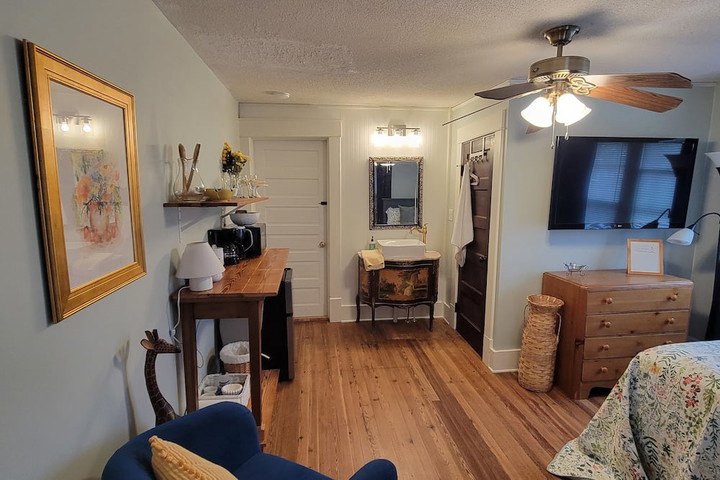 Jude's Cozy & Convenient Downtown Studio Apt. - High Point, NC