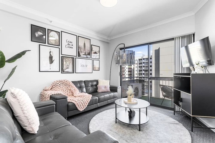 Modern Urban Escape: 2br With South-facing Balcony - South Perth