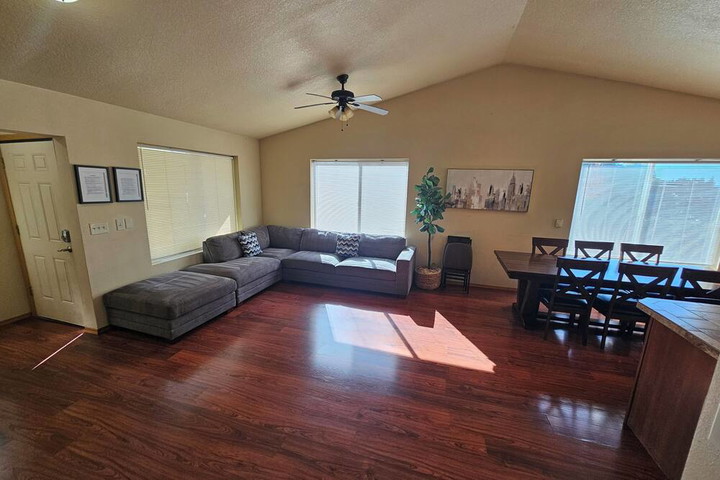 Happy Valley Home + Game Room! - Portland, OR
