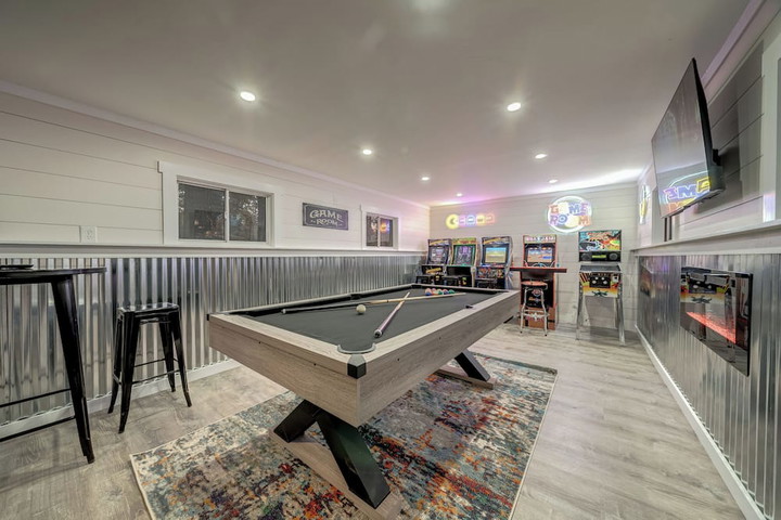 Modern Cabin - W/hot Tub, Arcade, Fire Pit & Pets + Pool/pickleball/gym Access - West Virginia