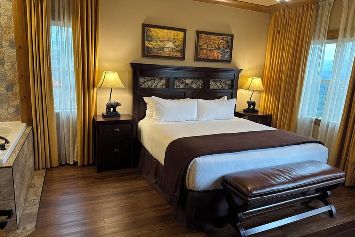 Beautiful Smoky Mountains Escape! 2br Westgate Resort + Water Park - Sleeps 8 - Gatlinburg, TN
