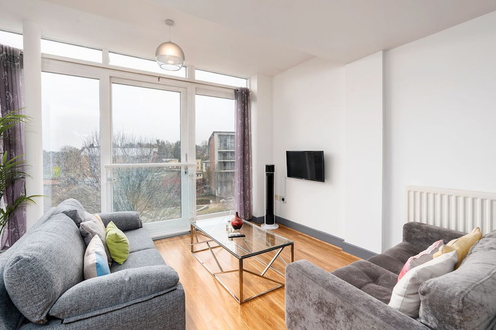 Urban Oasis: Garden Views, Balcony, Free Parking - Birmingham