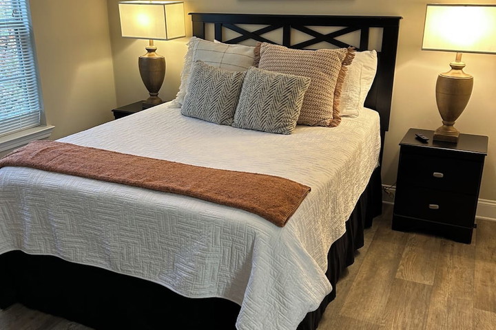 Fabulous Two Bedroom Two Bath With Sunroom In Alpharetta - Johns Creek, GA