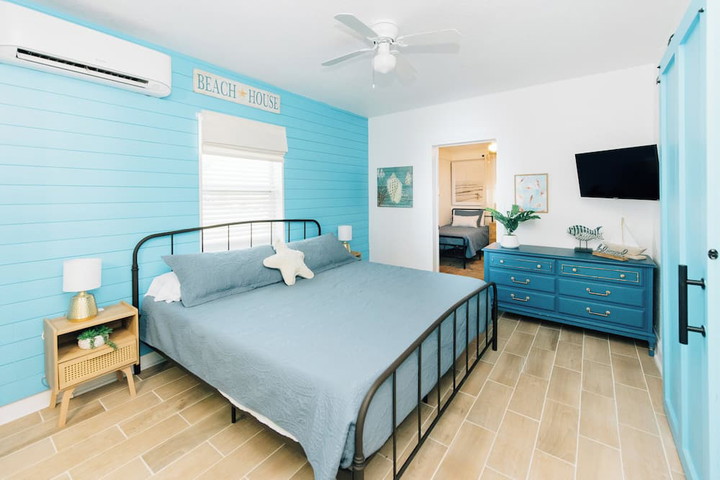 Private Beach Micro-resort >1 Mile To The Beach  [All 4 Units] Sleeps 18 - St. Petersburg, FL