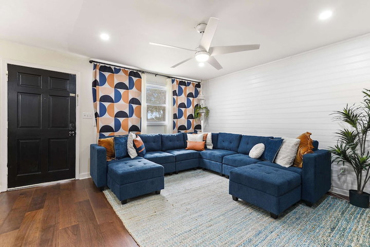 Sandy Feet Getaway, Spacious Coastal Retreat, 3 Min Walk To Coast - Gulfport, MS