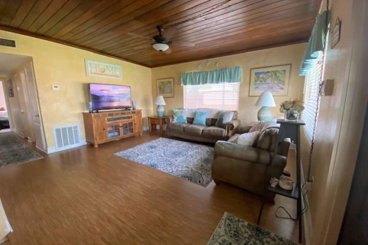 Spacious Beach House/1 Block To Beach/45 Mins To Disney/close To Port And Nasa. - Cape Canaveral, FL