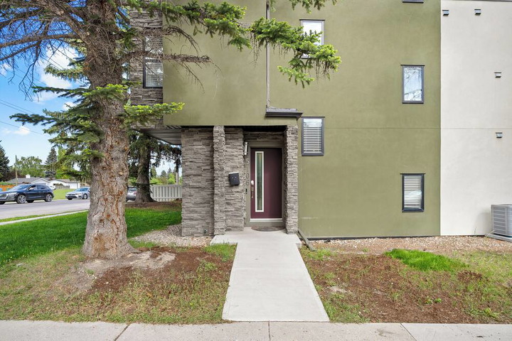 *Spectacularly Spacious* 6-person Sauna |Rocket-ship|game-room|hammock - Calgary