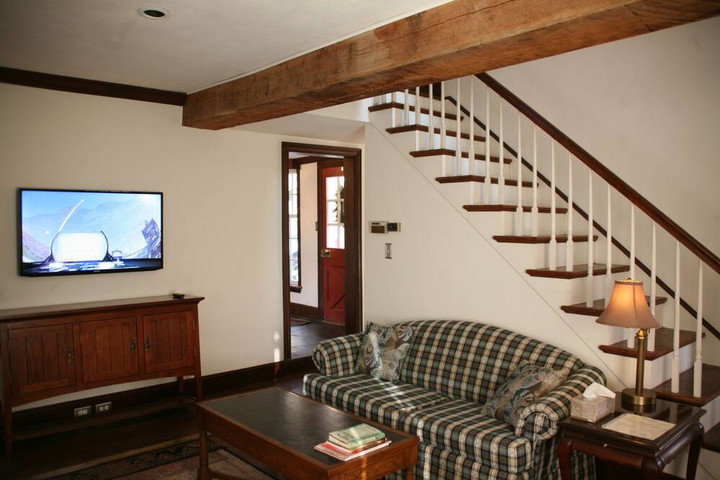 Historic Village Retreat Convienient To Everything - West Chester, PA