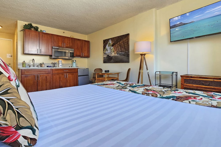 Calm, Quiet, New, & Clean Waikiki Queen Bed Studio - Waikiki Grand Hotel® 804 - Honolulu, HI