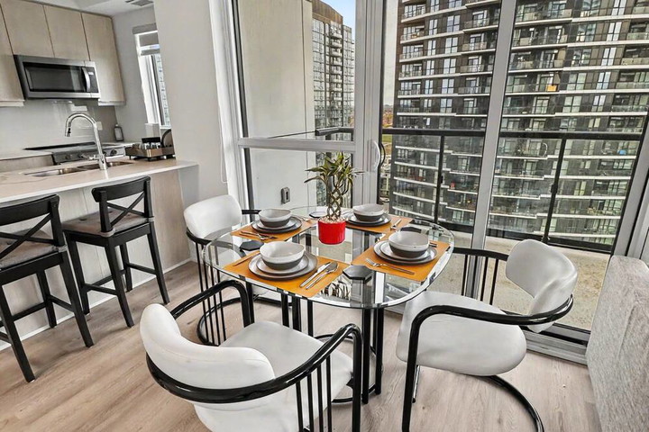 Modern 2br+den Condo Near Square One | Sleeps 6 | Mins To Pearson Yyz - Brampton