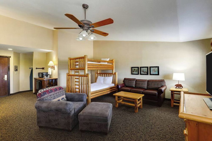 St. Joseph's Heritage Haven With Themed Rooms & Hot Tub - Saint Joseph, MO