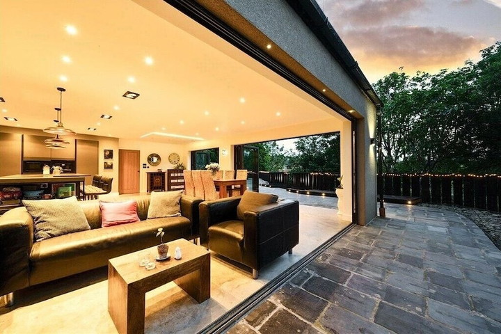 Luxury Designer Villa With Hot Tub And Sauna, Extra Services - London, UK