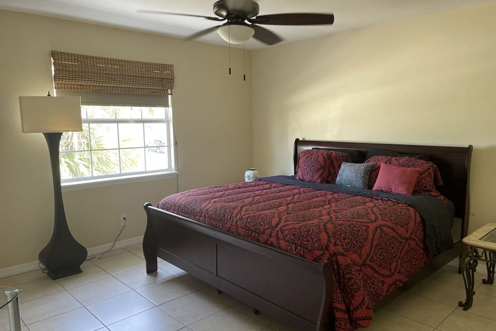 On Hutchinson Island. Large Upstairs Suite, Private Pool, Beach Is Minutes Away. - Fort Pierce, FL