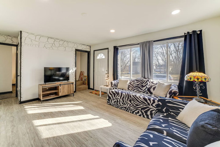 3 Mi To Hard Rock Casino: Charming Home In Gary! - Hobart, IN