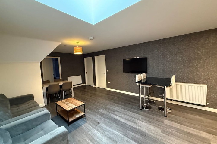 Modern Egham Apartment For Six - Buckinghamshire