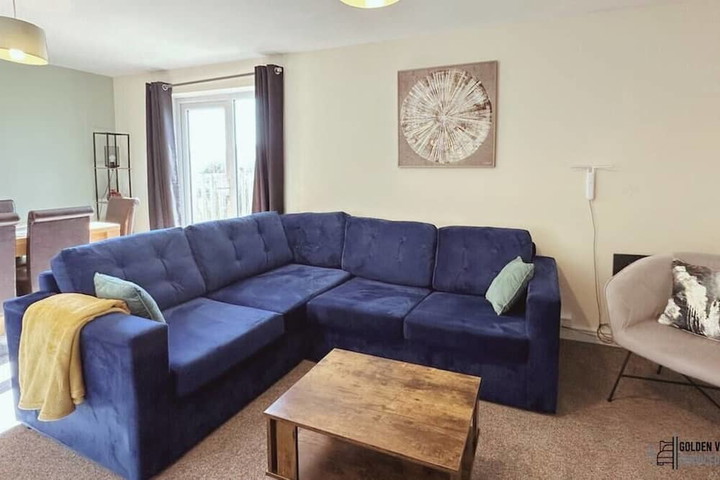 Modern & Spacious Flat With Balcony Views - Stroud
