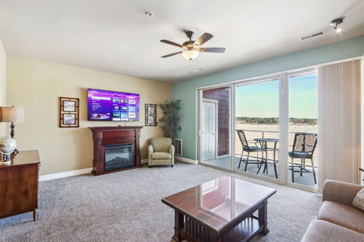 The Honey Badger Suite At Delton Grand - No Stairs - Lake Delton, WI