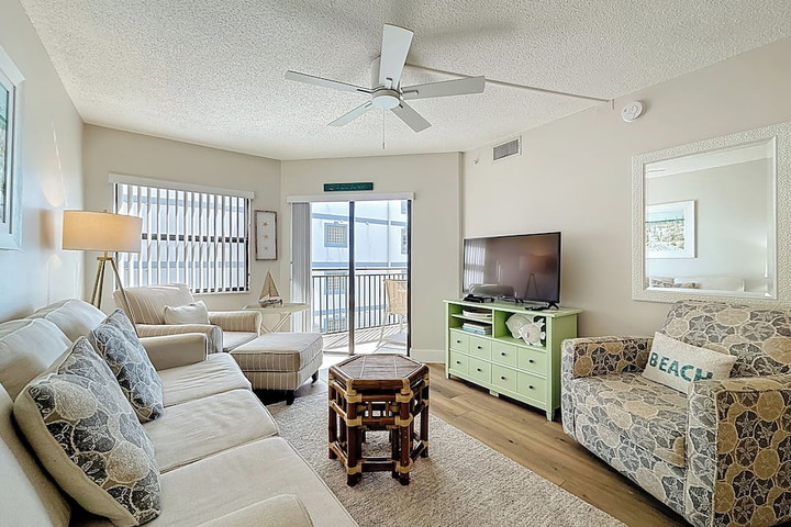 Beachfront Resort Condo | Pool & Spa - St. Petersburg, FL