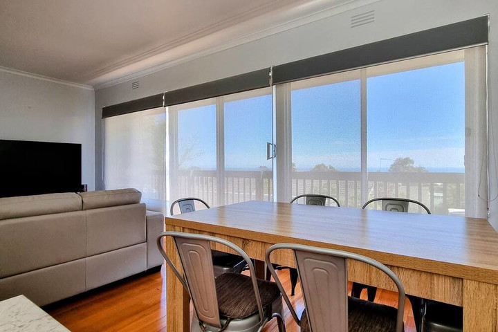 Stunning Bay Views | Dromana Getaway With Ac, Balcony & 500mbps Fibre Wi-fi - Dromana