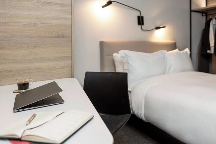 Unwind In Modern Room W/ Chic Design + Large Windows In Prime Location | 3 Units - Longueuil