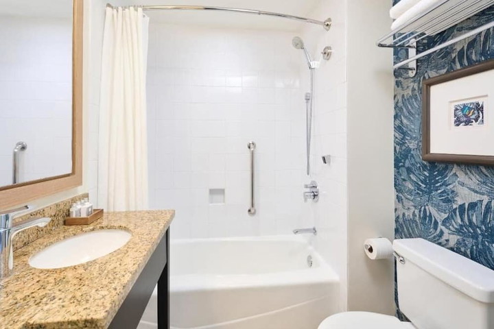 Kaimana Beach Hotel | Classic Queen | Beachfront Getaway - Kailua, HI
