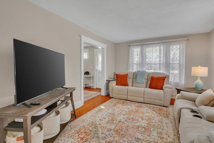 Charming New England Home In West Hartford Center - Hartford, CT