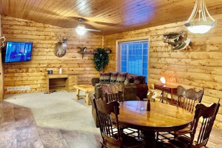 Wexford Hollow 6 Br Cabin With Swimming Pool & Hot Tub - Iowa