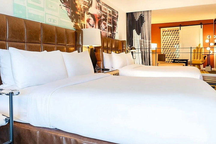 Ideal Group Getaway, 2 Spacious Stays, Pool & Near Beverly Hills Spots - Beverly Hills, CA