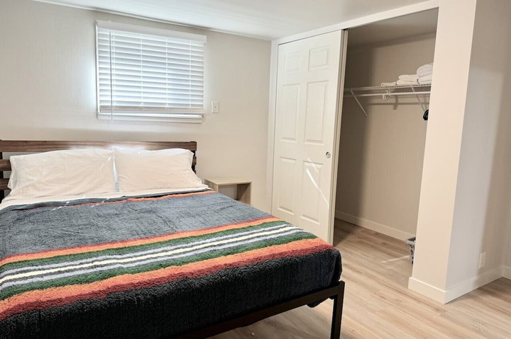 Modern 2br Renton Home | Laundry & Workspace - Renton, WA