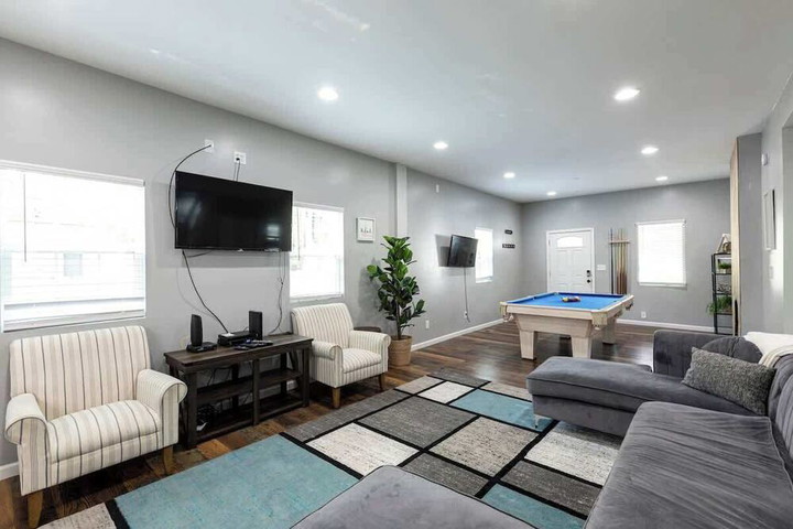 Eclectic & Spacious 6br W/ Pool Table & Foosball - Indianapolis, IN