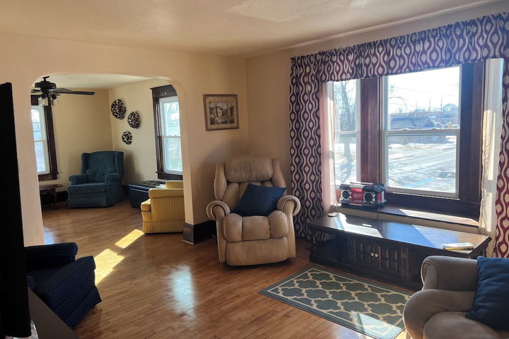 4 Bedroom Apartment Above Wilzke's Pub - Neighborhood Bar. - Appleton, WI