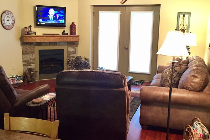 2 Bedroom With Mountain Views On The Parkway In Downtown Pigeon Forge! - Pigeon Forge, TN