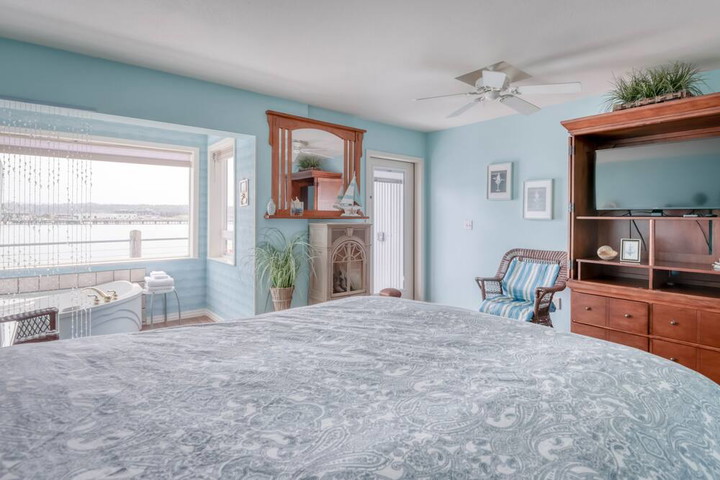 Bayfront Studio Boasts Bay And Ocean View Spa Tub, Fireplace, And Private Deck! - Newport, OR
