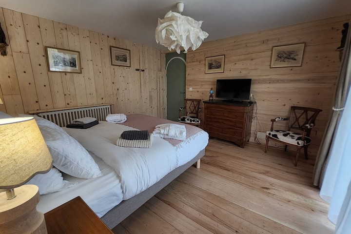 Bed And Breakfast 'Le Balad'où - La Chambre Dici' With Mountain View, Private Terrace And Wi-fi - Puy de Sancy