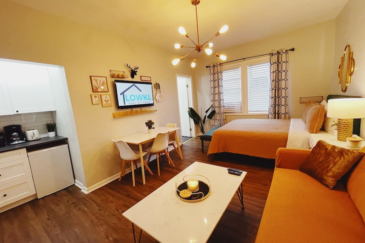 Prime Location Room | Queen Bed + Sofa Bed | Free Beach Chairs & More - Key Biscayne, FL