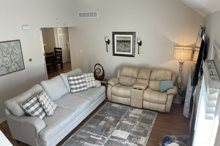 Terrific Townhome W/fenced In Yard And Patio - Lawrence, KS