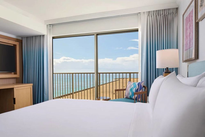 Tropical Dream Right On Waikiki Beach! Unit W/ Balcony | Outdoor Pool - Honolulu, HI