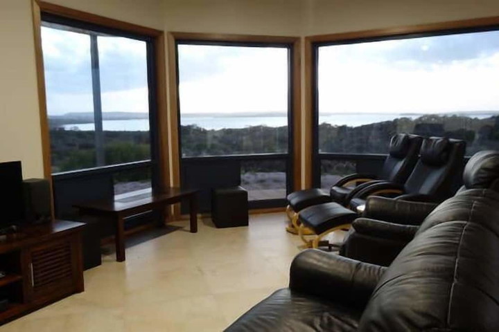 Dolphin - Stunning 5 Bedroom Eco And Pet Friendly House, Venus Bay Sa - South Australia