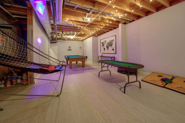 Huge Home! Sleeps 23, Private Lake, Gym, Hot Tub, Game Room, Theatre, Karaoke - Abbotsford