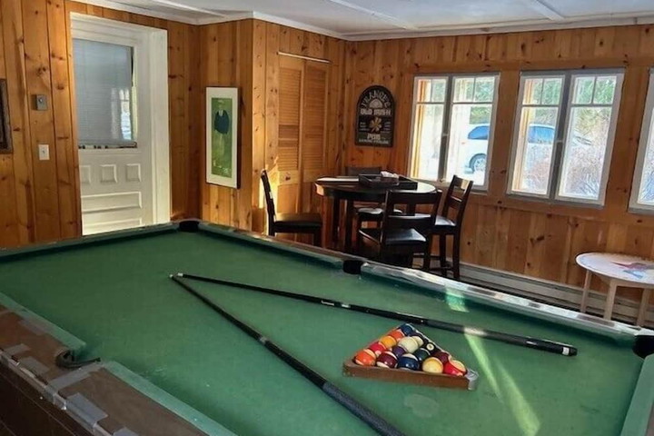 Historic Home Near Leland. Huge Porch, Fire Pit. Pet Ok. - Leland, MI