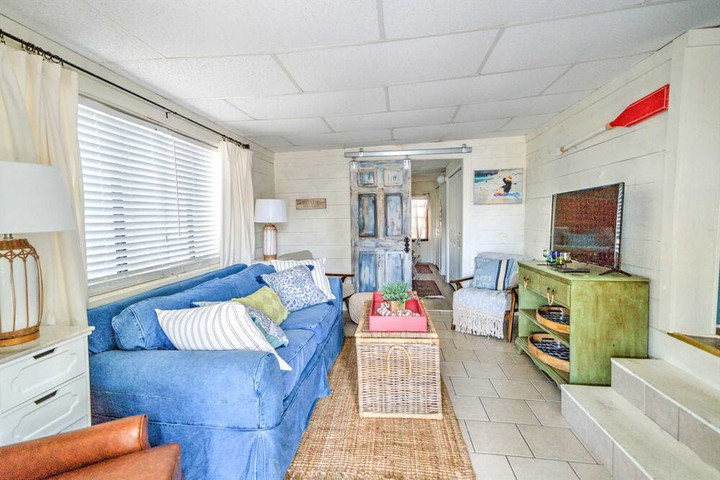 718 Sailfish Dr. Adorbale 2 Bedroom 2 Bath With 2 Golf Carts & Beach Chair Service! - Panama City, FL