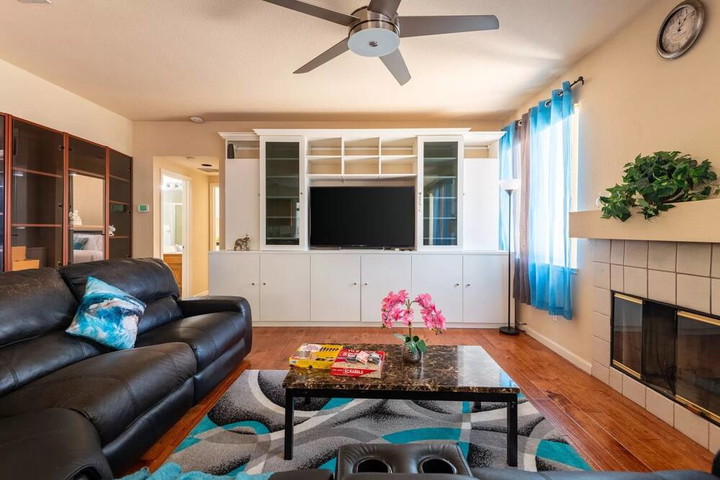 Spacious 4br/3ba Retreat W/ Jacuzzi, Backyard Oasis - 브렌트우드