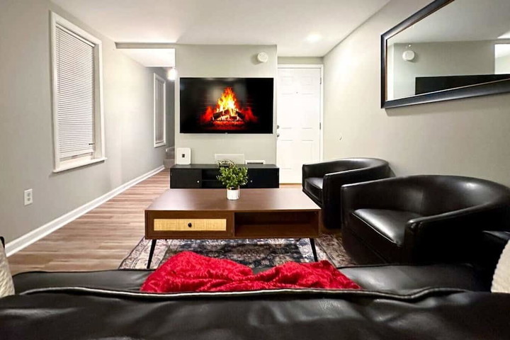 Spacious & Clean 1.5 Story Apartment With Parking - Easy Access To City+ Airport - Elmhurst, IL