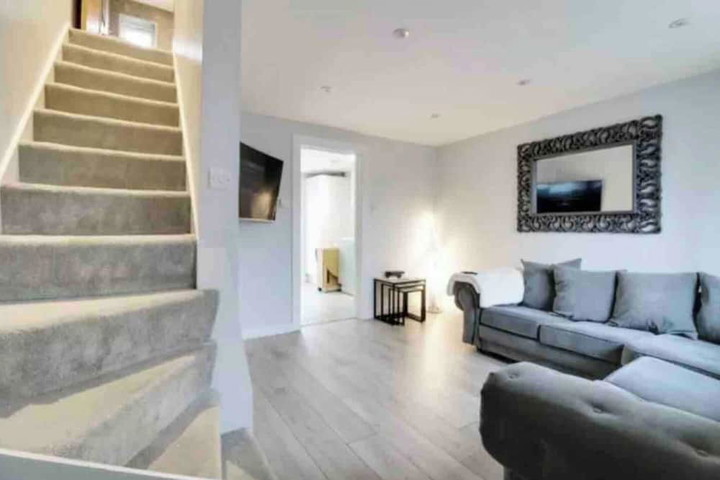 Recently Renovated, Modern House. Next To Train Station. 30 Minutes To London. - University of Hertfordshire