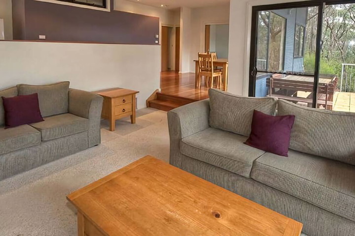 Delmonte | Modern Home Set On A Large Bush Block Located Near Hydro Majestic - Blackheath