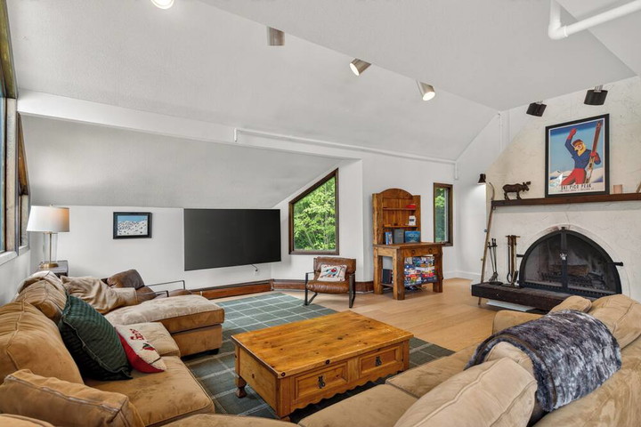 Mountain View Lodge Spectacular Three Story Private Home With Hot Tub.  Less Then 15 Minutes From Killington Resort And A Stones Throw From Green Mountain National. 2 Free Day Passes To Killington Rec Center Pool. ( Diving Board Available) - Killington, VT