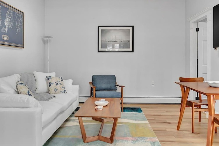 Two-bedroom Hideaway In Downtown Newport! - Tiverton, RI