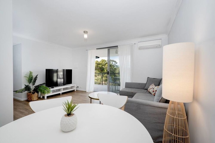 Ocean Outlook; A Stylish 2br Apartment With Sweeping Coastal Views - Perth