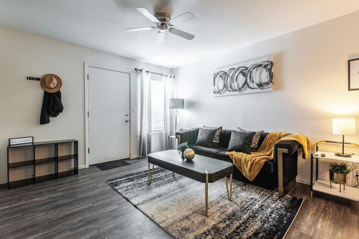 Mid-rise Luxury 1 Br 1 Bd Free Carport Parking Wifi And Dedicated Workspace - Overland Park, KS